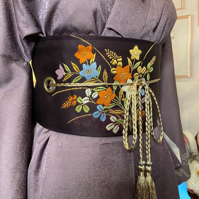 付け下げ着物 リメイク ワンピース ドレス 洗える 化繊 名古屋帯サッシュベルト 和洋折衷 KW-744 | iichi 日々の暮らしを心地よくするハンドメイドやアンティークのマーケットプレイス