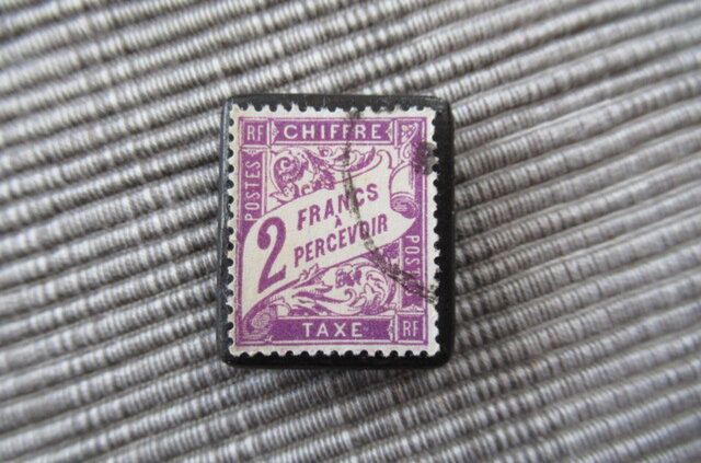 アップサイクル フランス切手ブローチ10391 | iichi 日々の暮らしを心地よくするハンドメイドやアンティークのマーケットプレイス