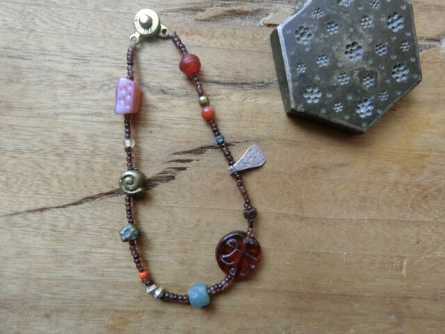 ＊RIN＋NEブレス。＊フランスやボヘミアからアジアの時代も場所もそれぞれの小さな古いビーズとカレンシルバー | iichi 日々の暮らしを心地よくするハンドメイドやアンティークのマーケットプレイス