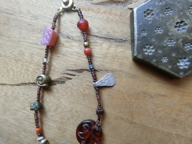 ＊RIN＋NEブレス。＊フランスやボヘミアからアジアの時代も場所もそれぞれの小さな古いビーズとカレンシルバー | iichi 日々の暮らしを心地よくするハンドメイドやアンティークのマーケットプレイス