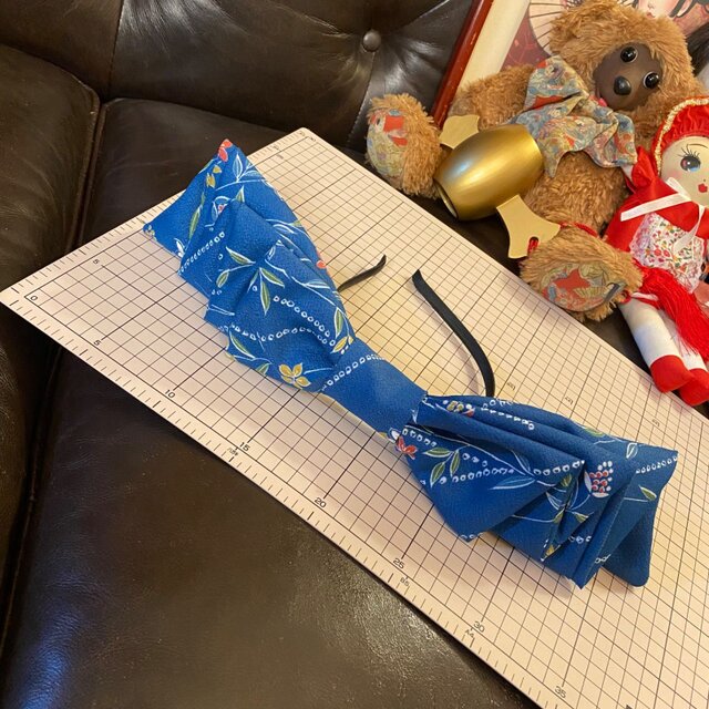 着物リメイク ヘアアクセサリー 和洋折衷 ヘッドドレス・カチューシャ 鮮やかなブルーの生地に伝統的な和柄の花や植物 R-74 | iichi 日々の暮らしを心地よくするハンドメイドや ...