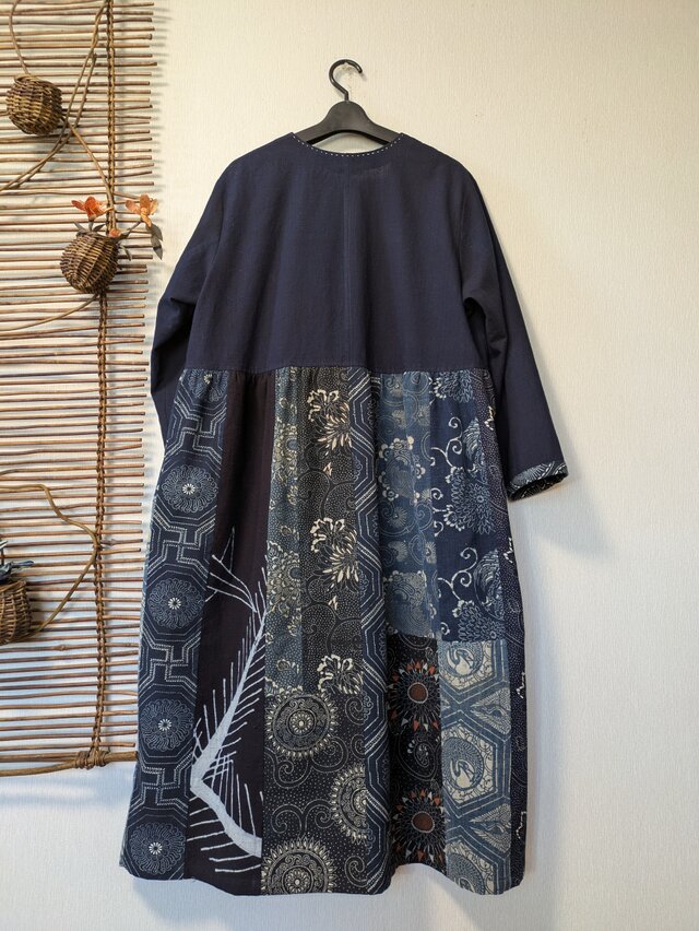 古布リメイク 型染＋藍染のカシュクール（コート）ワンピース 着物リメイク 型染 藍染 ゆったりサイズ | iichi 日々の暮らしを心地よくするハンドメイドやアンティークのマーケットプレイス