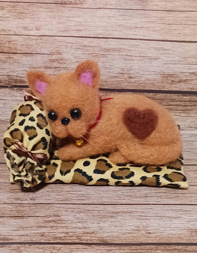 キョトン顔の小さな猫ちゃん。 体にハート！キャンデー・敷クッション付き 羊毛 | iichi 日々の暮らしを心地よくするハンドメイドやアンティークのマーケットプレイス