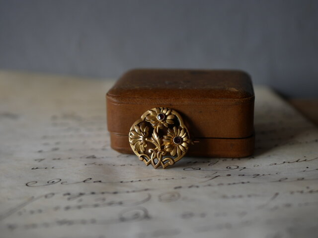 FIX社 アンティークブローチ マーガレット フランスアンティーク | iichi 日々の暮らしを心地よくするハンドメイドやアンティークのマーケットプレイス