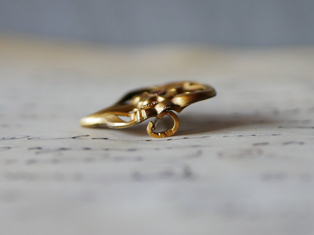 FIX社 アンティークブローチ マーガレット フランスアンティーク | iichi 日々の暮らしを心地よくするハンドメイドやアンティークのマーケットプレイス