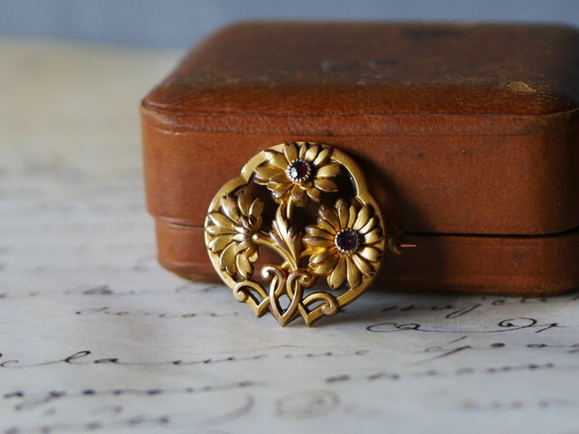 FIX社 アンティークブローチ マーガレット フランスアンティーク | iichi 日々の暮らしを心地よくするハンドメイドやアンティークのマーケットプレイス