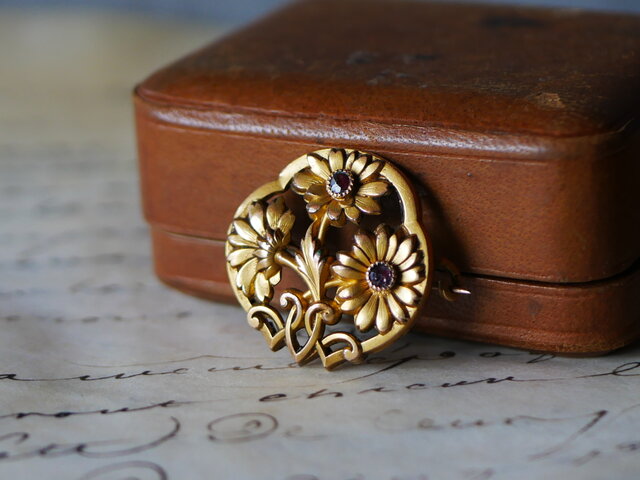 FIX社 アンティークブローチ マーガレット フランスアンティーク | iichi 日々の暮らしを心地よくするハンドメイドやアンティークのマーケットプレイス