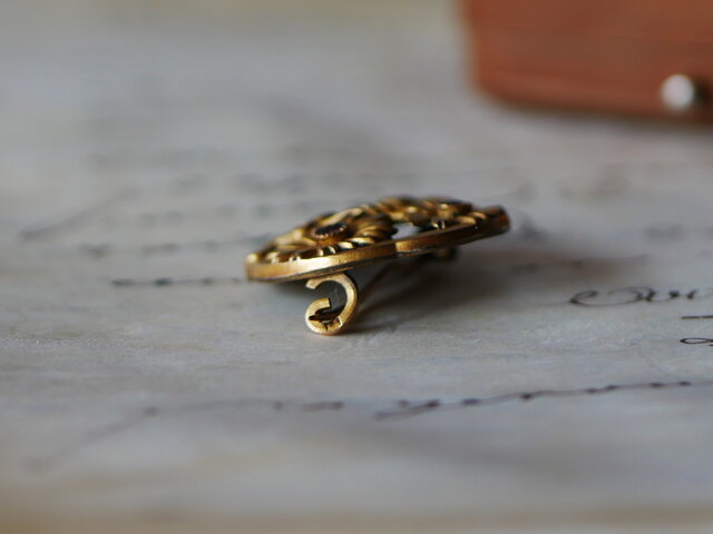 FIX社 アンティークブローチ マーガレット フランスアンティーク | iichi 日々の暮らしを心地よくするハンドメイドやアンティークのマーケットプレイス