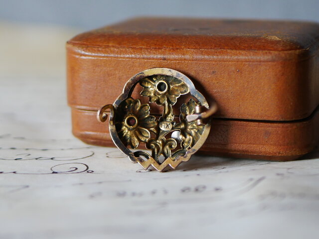 FIX社 アンティークブローチ マーガレット フランスアンティーク | iichi 日々の暮らしを心地よくするハンドメイドやアンティークのマーケットプレイス