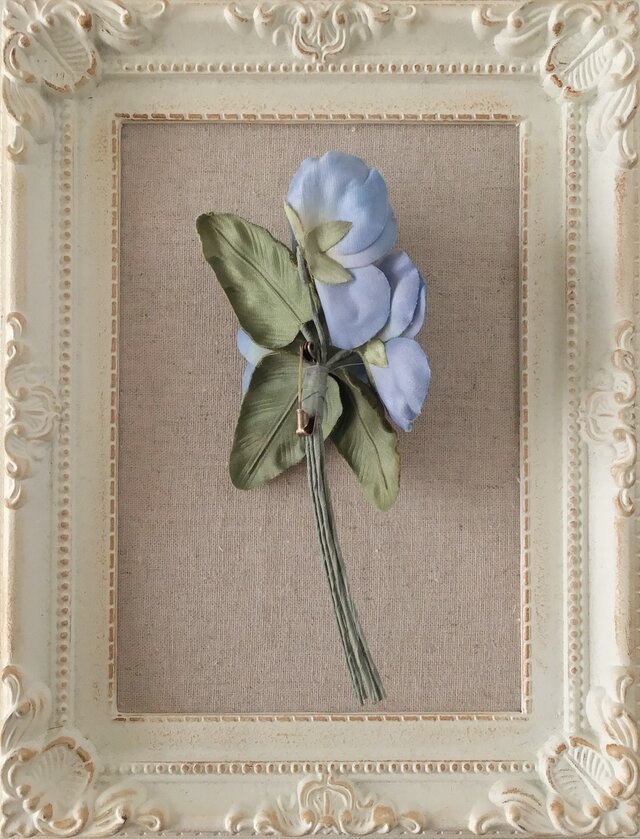 〈染め花〉パンジーの3輪コサージュ(ライトブルー) | iichi 日々の暮らしを心地よくするハンドメイドやアンティークのマーケットプレイス