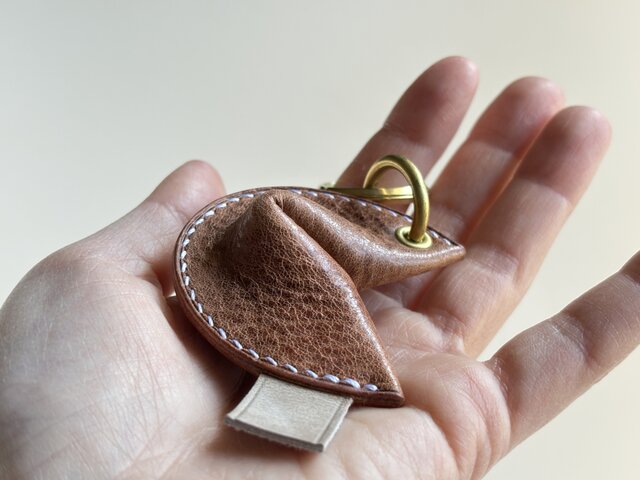数量限定 】天然皮革のおみくじキーリング | iichi 日々の暮らしを心地よくするハンドメイドやアンティークのマーケットプレイス