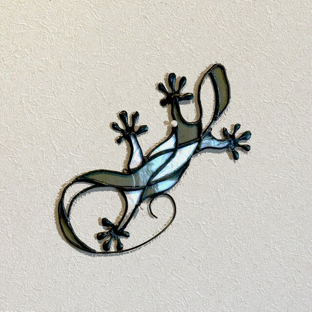 ステンドグラス サンキャッチャー・ウォールデコ ”Gecko ~yamori~”のコピー | iichi 日々の暮らしを心地よくするハンドメイドやアンティークのマーケットプレイス