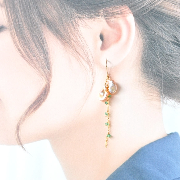 [風花の調べピアス] ～ペタルパールとエメラルドの煌めき～ | iichi 日々の暮らしを心地よくするハンドメイドやアンティークのマーケットプレイス