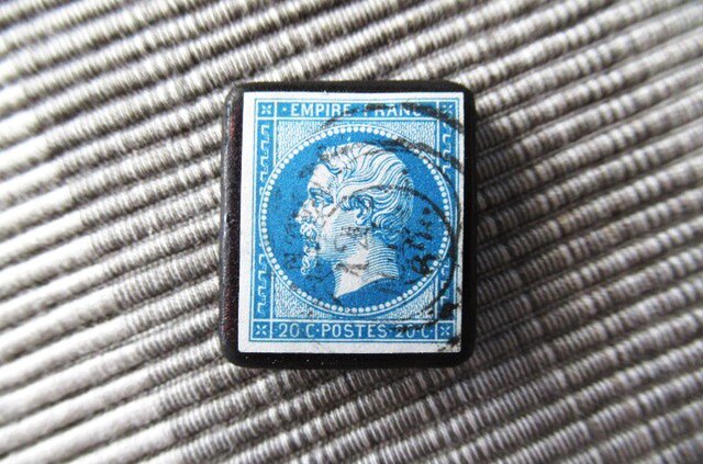 アップサイクル フランス ナポレオン切手ブローチ 279 | iichi 日々の暮らしを心地よくするハンドメイドやアンティークのマーケットプレイス