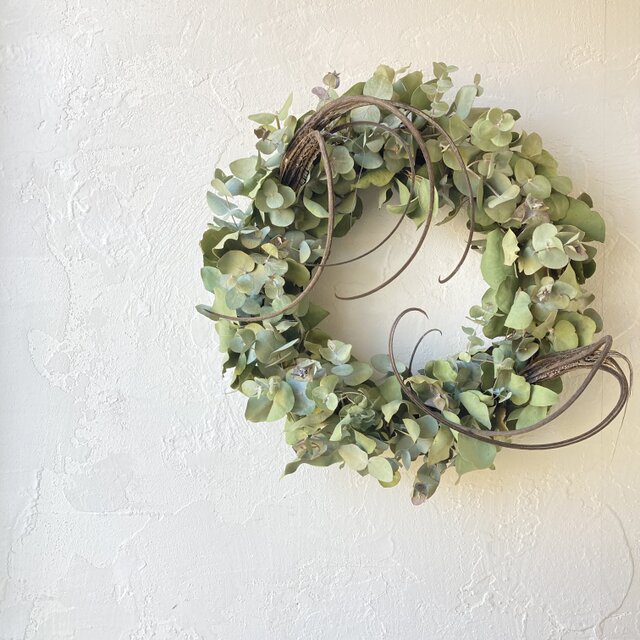 季節に関係なく長く飾れる！ユーカリのシンプルリース30〜実ものを合わせて〜 | iichi 日々の暮らしを心地よくするハンドメイドやアンティークのマーケットプレイス