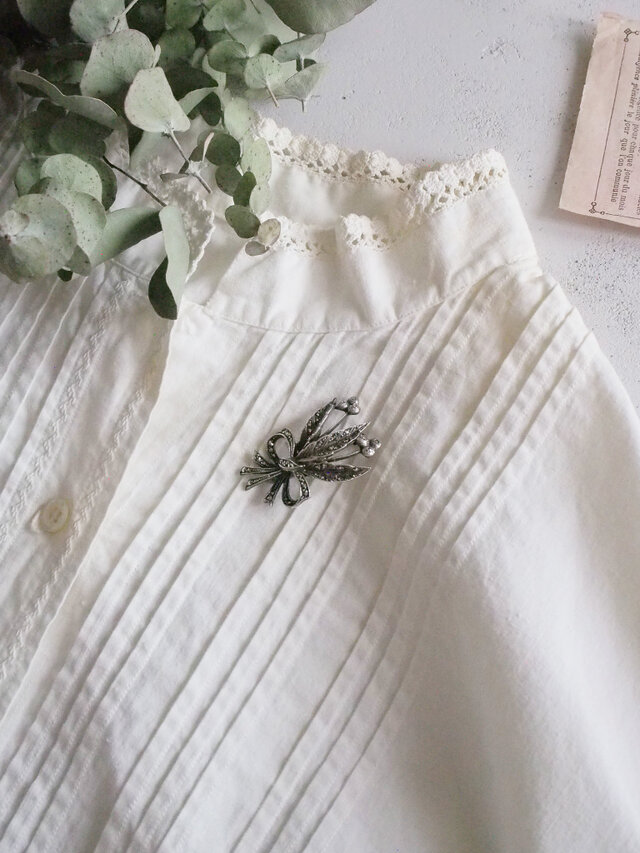 シルバーとマーカサイトの花束のブローチ | iichi 日々の暮らしを心地よくするハンドメイドやアンティークのマーケットプレイス