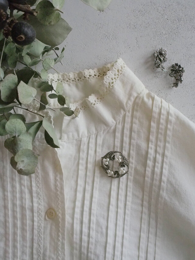 マーカサイトとパールのエレガントなブローチ | iichi 日々の暮らしを心地よくするハンドメイドやアンティークのマーケットプレイス