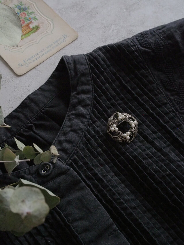 マーカサイトとパールのエレガントなブローチ | iichi 日々の暮らしを心地よくするハンドメイドやアンティークのマーケットプレイス