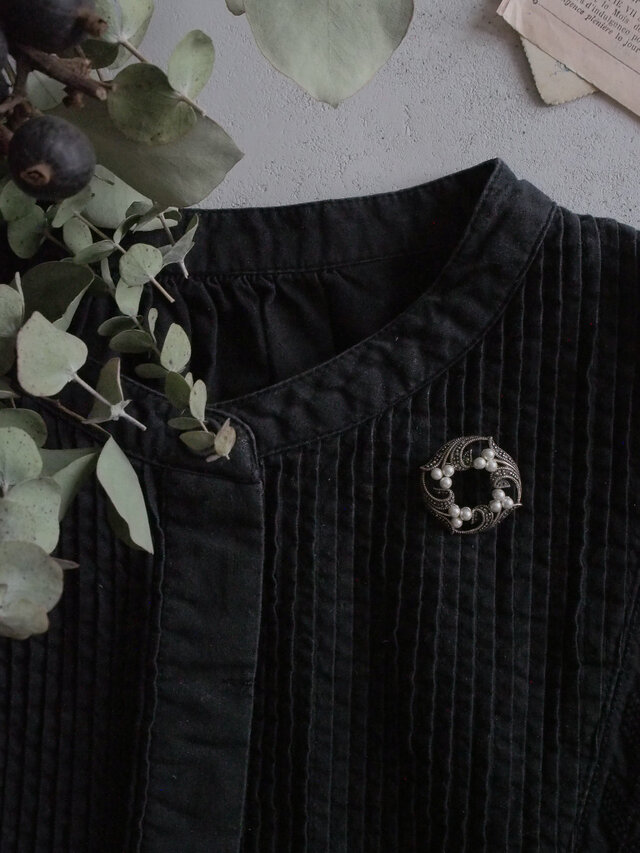 マーカサイトとパールのエレガントなブローチ | iichi 日々の暮らしを心地よくするハンドメイドやアンティークのマーケットプレイス