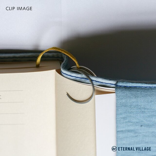 さくらんぼ柄のクリップ型しおり 栞 ブックマーク ブックマーカー 紺 No.49 | iichi 日々の暮らしを心地よくするハンドメイドやアンティークのマーケットプレイス