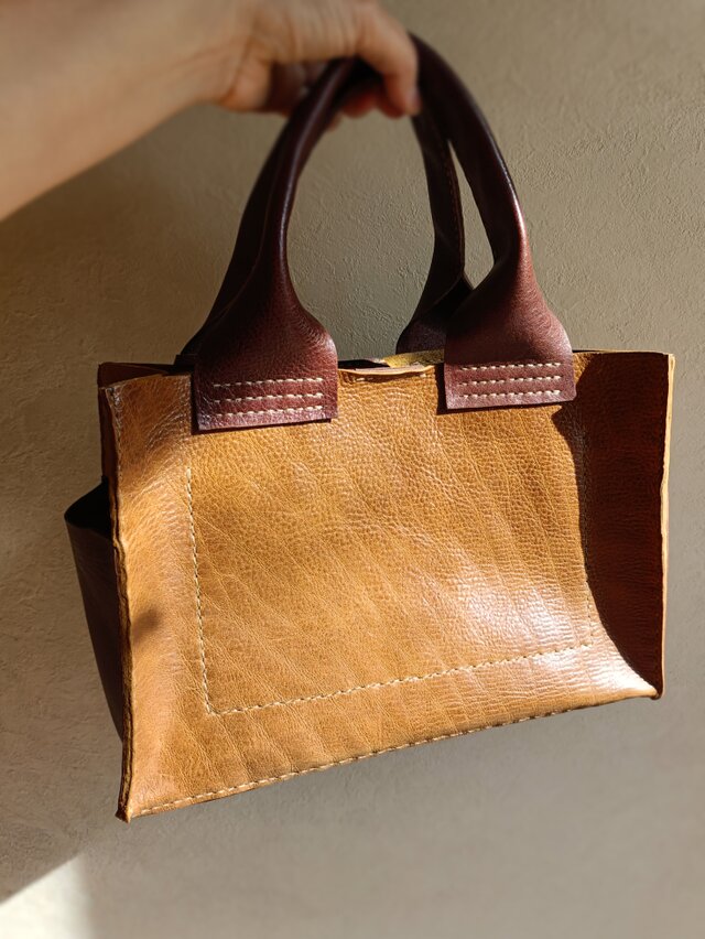 square tote マスタード ダークブラウン オイルシュリンクレザー | iichi 日々の暮らしを心地よくするハンドメイドやアンティークのマーケットプレイス
