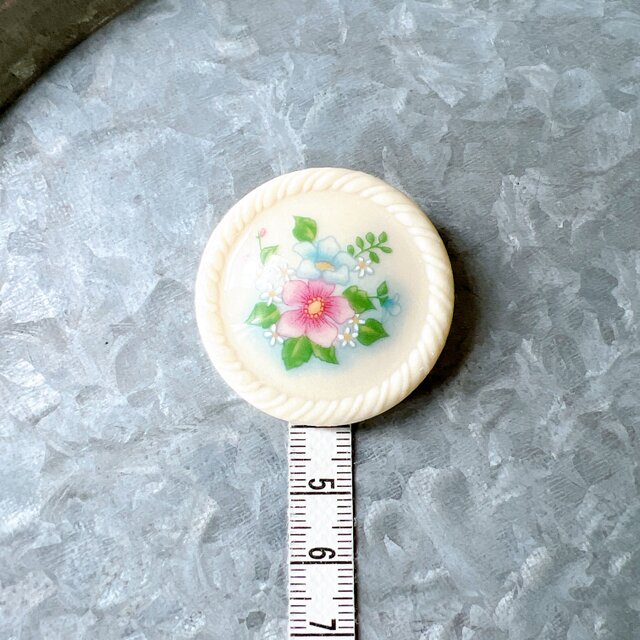 SCA45-【 AVON 】エイボン・ヴィンテージブローチ "Spring Bouquet" Round Flower | iichi 日々の暮らしを心地よくするハンドメイドやアンティークの ...