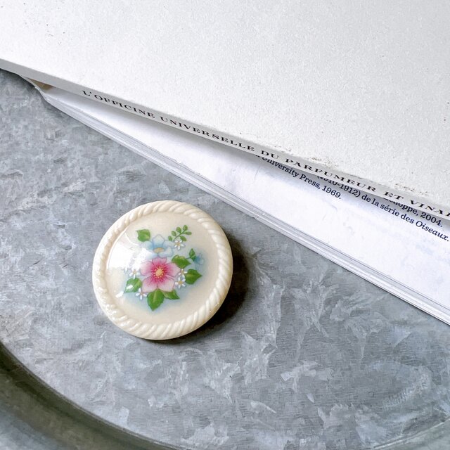 SCA45-【 AVON 】エイボン・ヴィンテージブローチ "Spring Bouquet" Round Flower | iichi 日々の暮らしを心地よくするハンドメイドやアンティークの ...