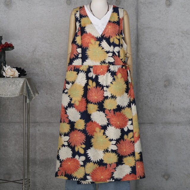 紬のロングカシュクールジレ Lサイズ〜 フリーサイズ 菊 着物リメイク | iichi 日々の暮らしを心地よくするハンドメイドやアンティークのマーケットプレイス