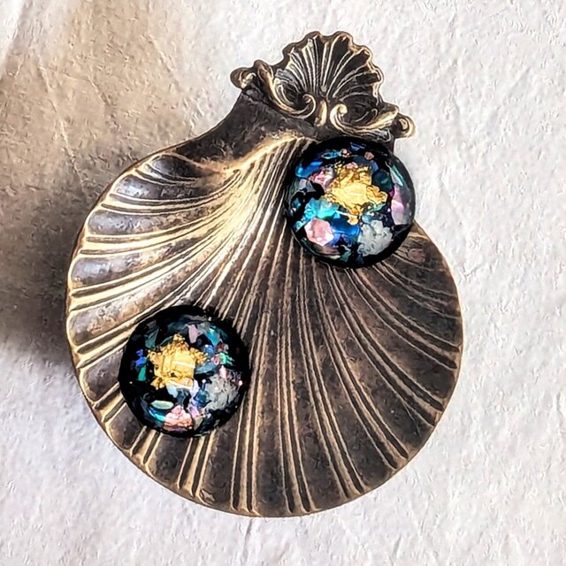 星型にした24k金箔と 螺鈿と光る砂のラウンドピアスイヤリング【2118】 | iichi 日々の暮らしを心地よくするハンドメイドやアンティークのマーケットプレイス