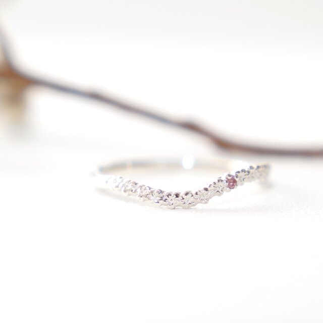 桜の花びらハーフエタニティウェーブリング シルバー 天然石 ピンクトルマリン | iichi 日々の暮らしを心地よくするハンドメイドやアンティークのマーケットプレイス