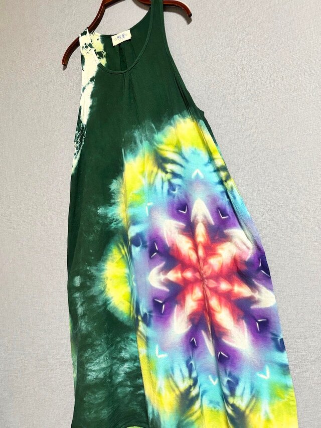 タイダイ ノースリーブワンピース ダークグリーン 美しい幻想的なスノーフレイク HD23-35 | iichi 日々の暮らしを心地よくするハンドメイドやアンティークのマーケットプレイス