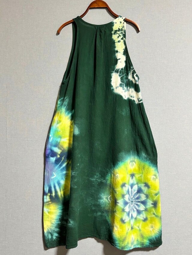 タイダイ ノースリーブワンピース ダークグリーン 美しい幻想的なスノーフレイク HD23-35 | iichi 日々の暮らしを心地よくするハンドメイドやアンティークのマーケットプレイス