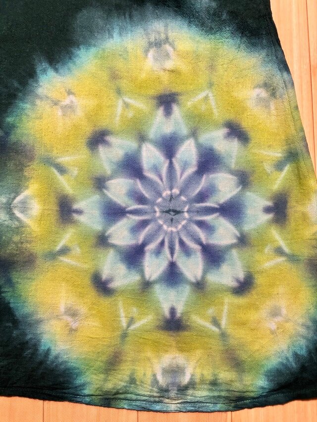 タイダイ ノースリーブワンピース ダークグリーン 美しい幻想的なスノーフレイク HD23-35 | iichi 日々の暮らしを心地よくするハンドメイドやアンティークのマーケットプレイス