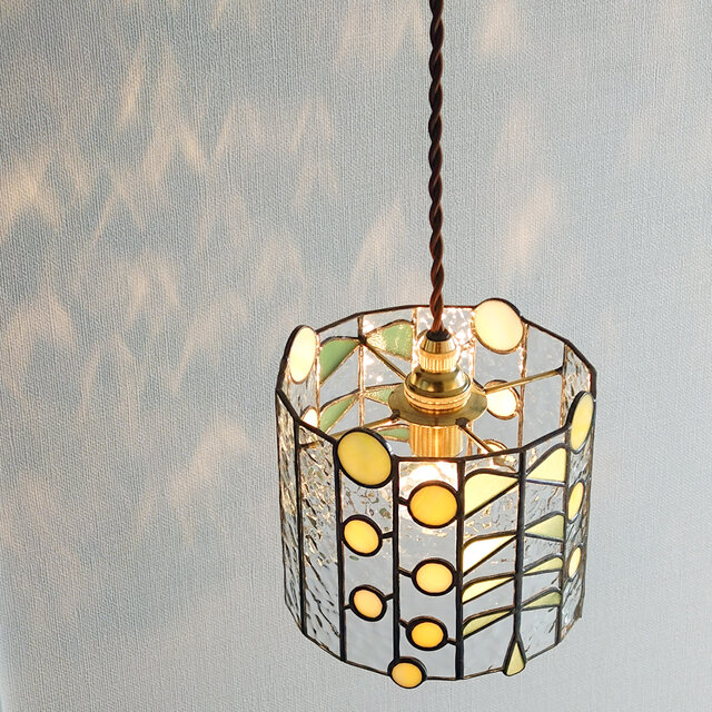 《SALE》E17 ステンドグラスのペンダントライト | iichi 日々の暮らしを心地よくするハンドメイドやアンティークのマーケットプレイス