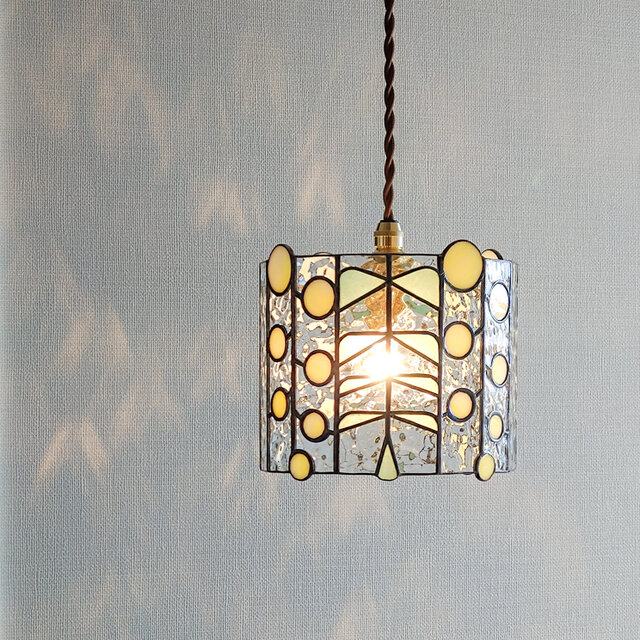 《SALE》E17 ステンドグラスのペンダントライト | iichi 日々の暮らしを心地よくするハンドメイドやアンティークのマーケットプレイス