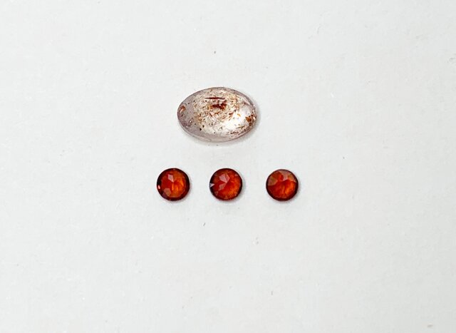 一点もの Sunstone w/garnet trio リング/受注制作 | iichi 日々の暮らしを心地よくするハンドメイドやアンティークのマーケットプレイス