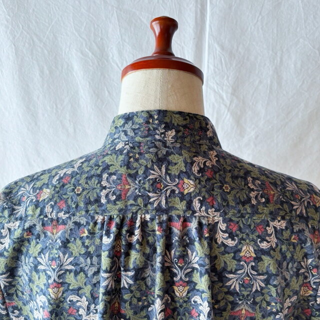 【ちいさいさん】レディのためのチェリーワンピース（長袖）：105cm丈（ウインターダマスク：ネイビー） | iichi 日々の暮らしを心地よくするハンドメイドやアンティークのマーケットプレイス