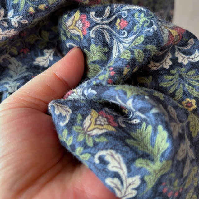 【ちいさいさん】レディのためのチェリーワンピース（長袖）：105cm丈（ウインターダマスク：ネイビー） | iichi 日々の暮らしを心地よくするハンドメイドやアンティークのマーケットプレイス