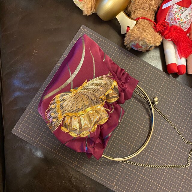 名古屋帯リメイク がま口 ハンドバッグ｜和洋折衷 クラシカル 深みのあるワインカラーに金糸で描かれた大胆な蝶のモチーフあ-62 | iichi 日々の暮らしを心地よくするハンドメイドや ...