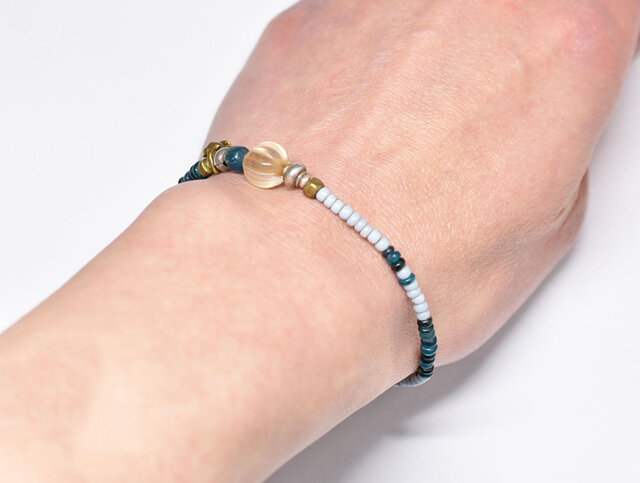 薄空色シードビーズとインディゴ＆エメラルドブルービーズ、oldチンシルバー＆オリッサブラスの華奢なブレス | iichi 日々の暮らしを心地よくするハンドメイドやアンティークのマーケットプレイス