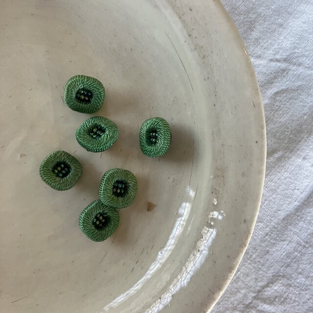 アンティークの小さなボタンセット(037) | iichi 日々の暮らしを心地よくするハンドメイドやアンティークのマーケットプレイス