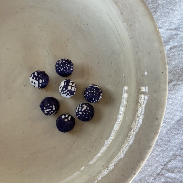 北欧模様の小さなボタンセット(038) | iichi 日々の暮らしを心地よくするハンドメイドやアンティークのマーケットプレイス