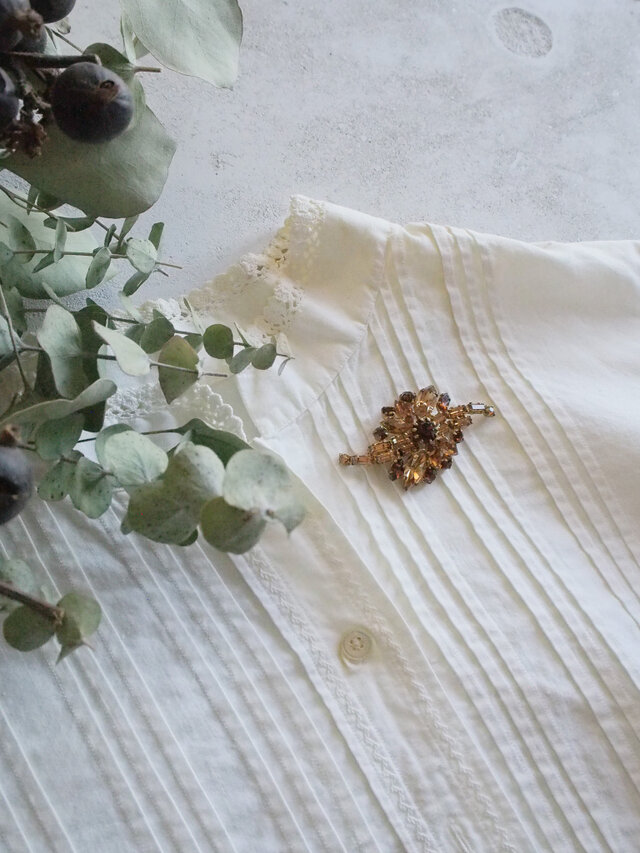 ブラウンのシックなヴィンテージガラスブローチ | iichi 日々の暮らしを心地よくするハンドメイドやアンティークのマーケットプレイス