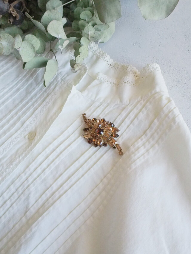 ブラウンのシックなヴィンテージガラスブローチ | iichi 日々の暮らしを心地よくするハンドメイドやアンティークのマーケットプレイス