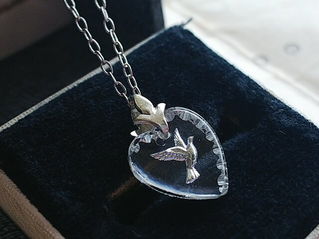 ヴィンテージ 羽ばたくSilver-Bird（12×11㎜）Heart ネックレス | iichi 日々の暮らしを心地よくするハンドメイドやアンティークのマーケットプレイス