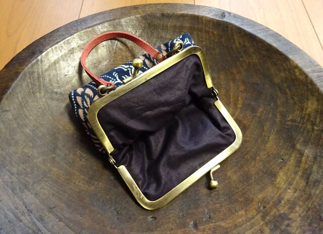 持ち手付きのがま口ポーチ（弐） | iichi 日々の暮らしを心地よくするハンドメイドやアンティークのマーケットプレイス