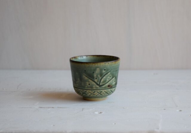 織部鉄彩刻紋ぐい呑み | iichi 日々の暮らしを心地よくするハンドメイドやアンティークのマーケットプレイス