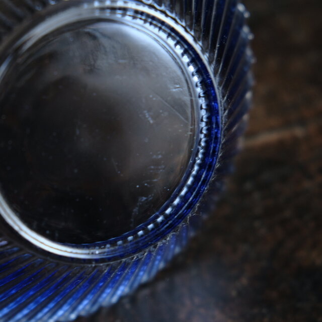 ギザギザで素敵 プレスガラス深鉢 碗 素麺鉢 昭和後期 古道具 昭和レトロ ブルー ニュートロ 昭和中期 i1 | iichi 日々の暮らしを心地よくするハンドメイドやアンティークのマーケットプレイス