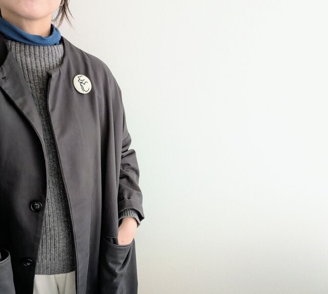 monolog 幸せな猫のブローチ | iichi 日々の暮らしを心地よくするハンドメイドやアンティークのマーケットプレイス