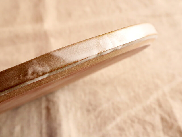 カフェオレ色の円形フラット皿 | iichi 日々の暮らしを心地よくするハンドメイドやアンティークのマーケットプレイス